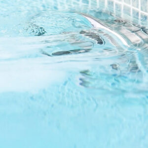 Poolsarg med kantsten runt pool vilket ger skön och halkfri sittyta