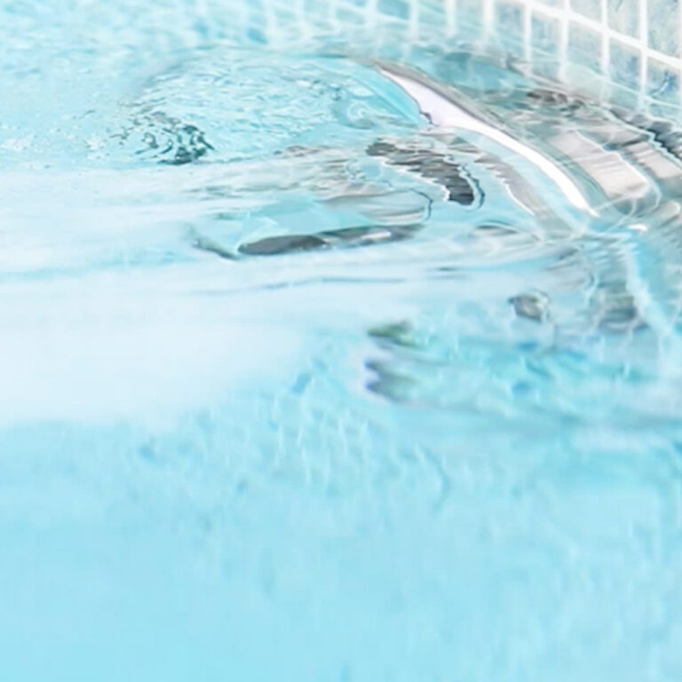 Poolsarg med kantsten runt pool vilket ger skön och halkfri sittyta