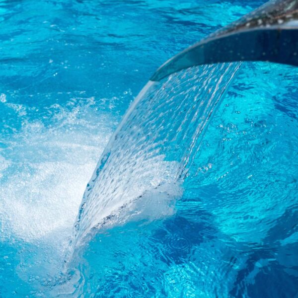 Poolsarg med kantsten runt pool vilket ger skön och halkfri sittyta