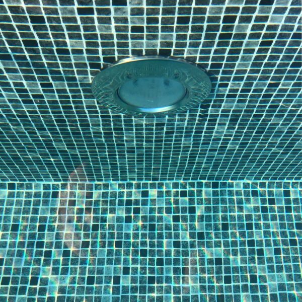 Poolsarg med kantsten runt pool vilket ger skön och halkfri sittyta