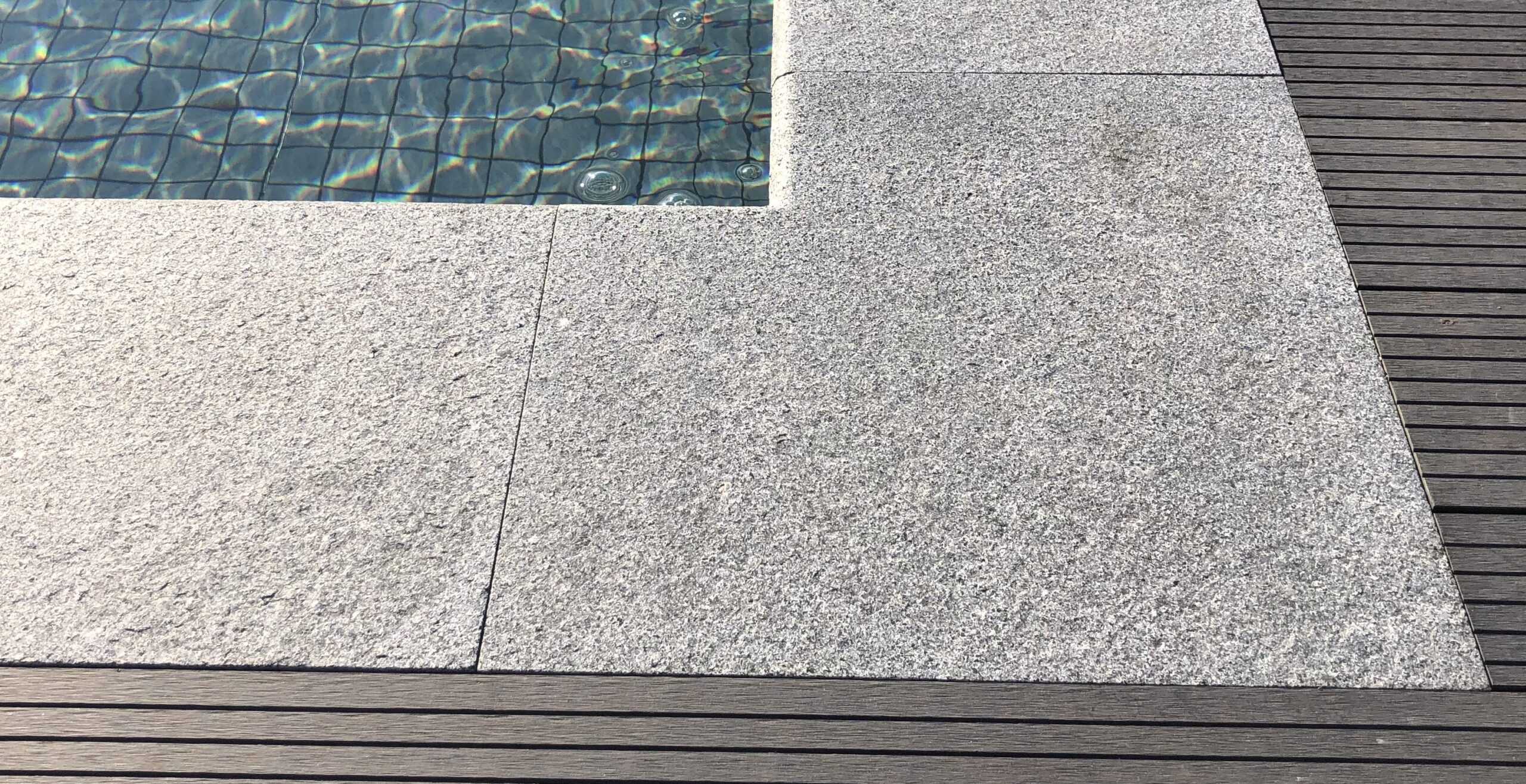 Poolsarg med kantsten runt pool vilket ger skön och halkfri sittyta