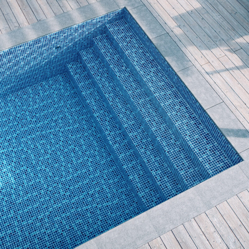 Poolsarg med kantsten runt pool vilket ger skön och halkfri sittyta