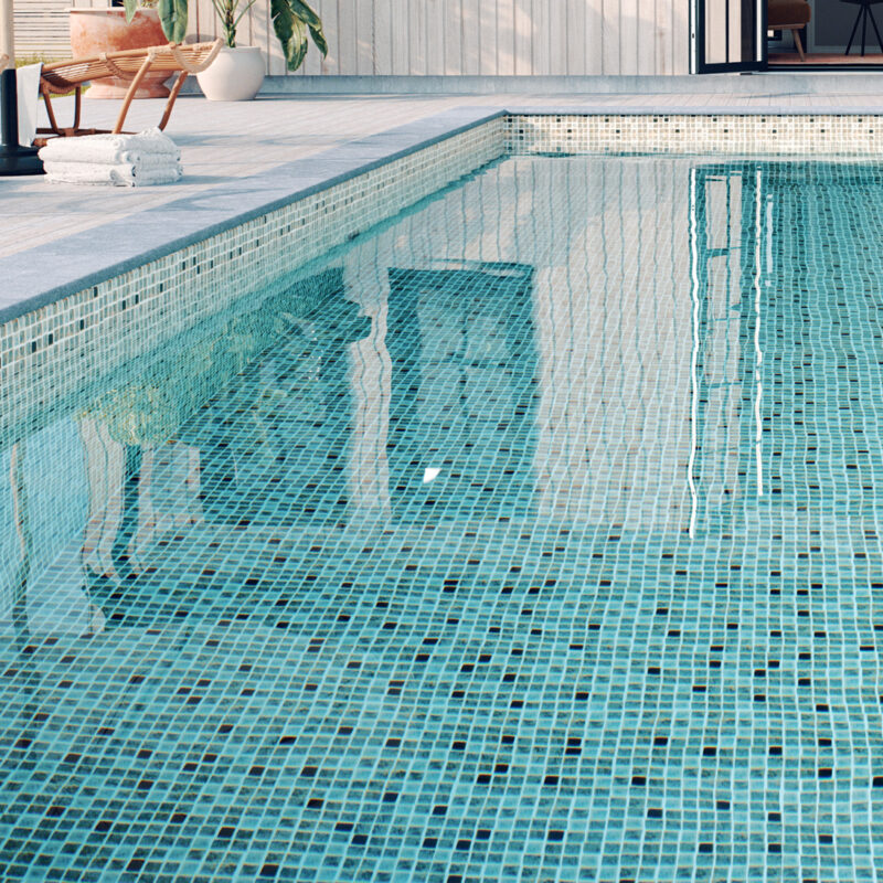 Poolsarg med kantsten runt pool vilket ger skön och halkfri sittyta